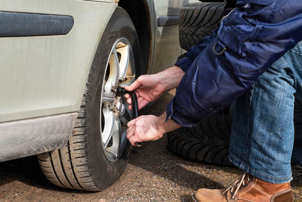 Kan ik een autoband zelf monteren?